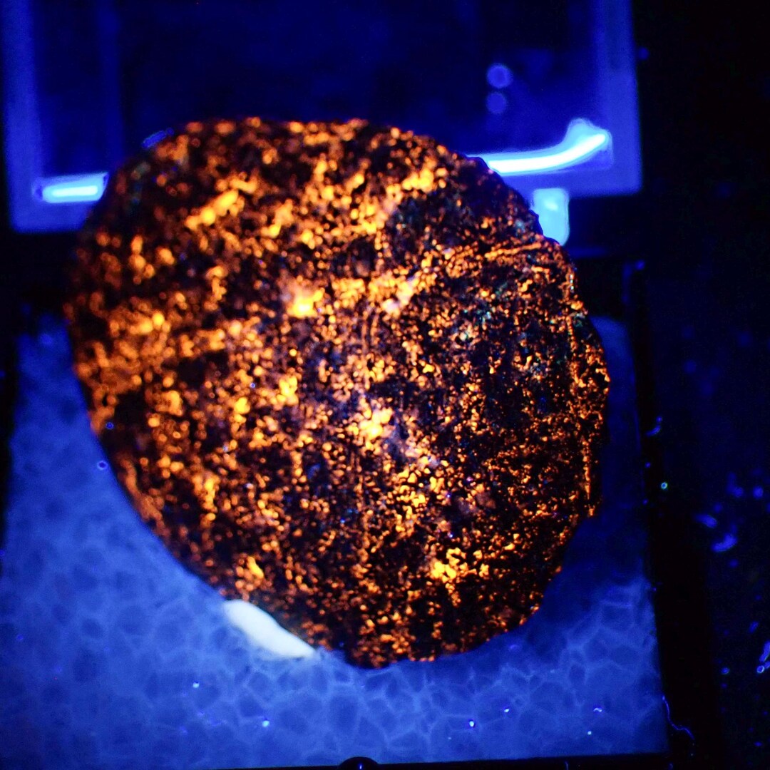 Yooperlite From Michigan. Fluorescent. Syenite. Raw. Rough. Thumbnail ...