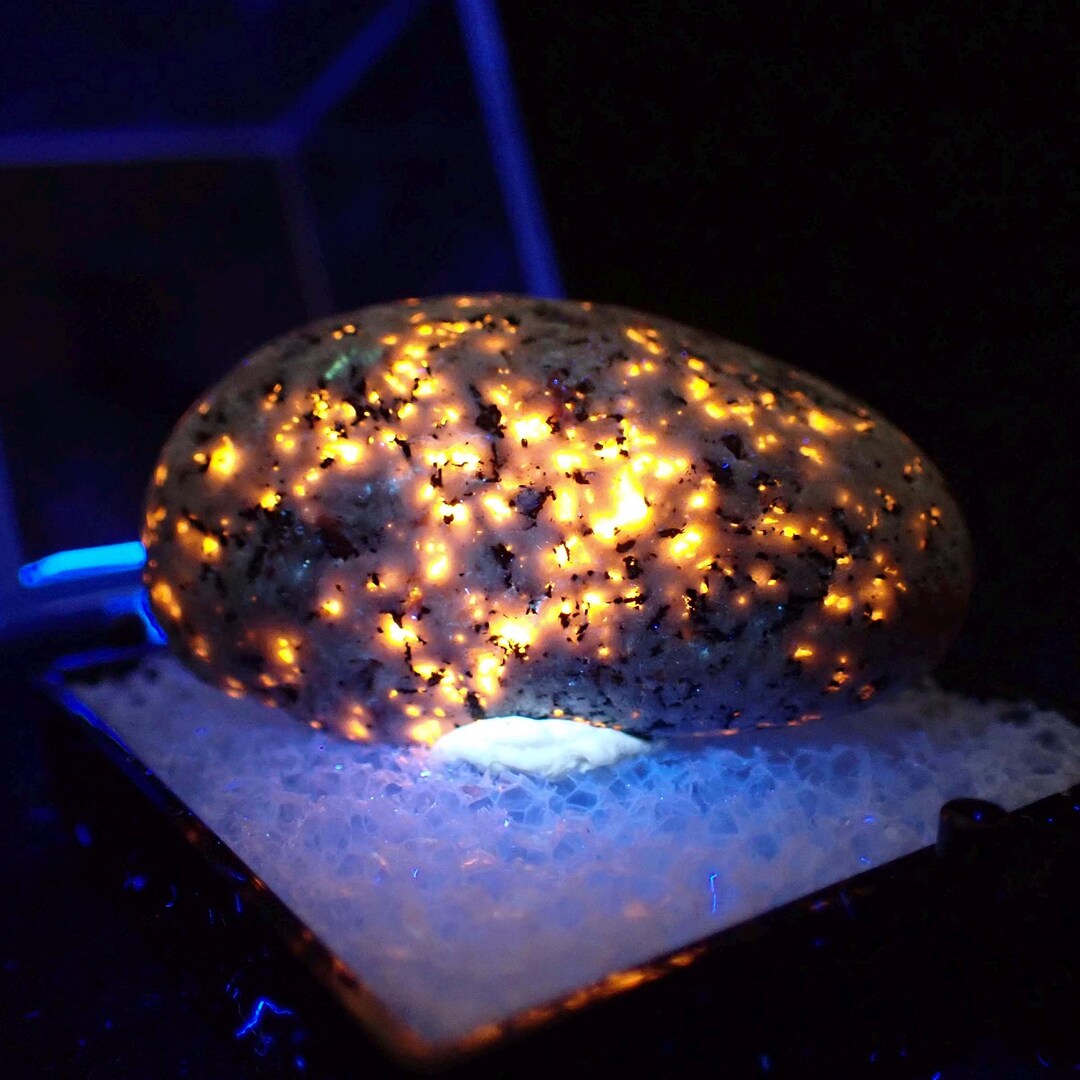 Yooperlite From Michigan. Fluorescent. Raw. Rough. Thumbnail Mineral ...