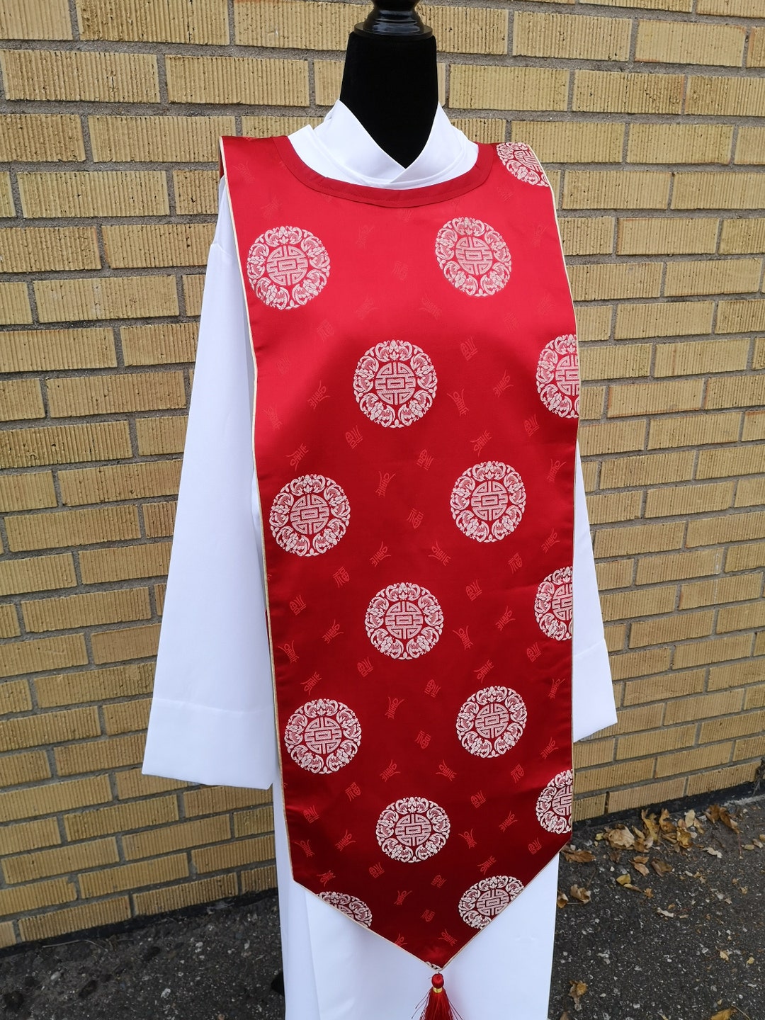 Glänzende rote Tunika Stil kapselförmige Monostole Vestment mit gold ...