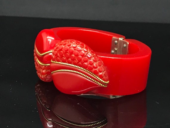 Red Bakelite bangle hinged clamper carved genuine vi… - Gem