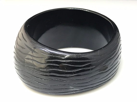 Carved black bangle Brutalist Bakelite style heavy ab… - Gem