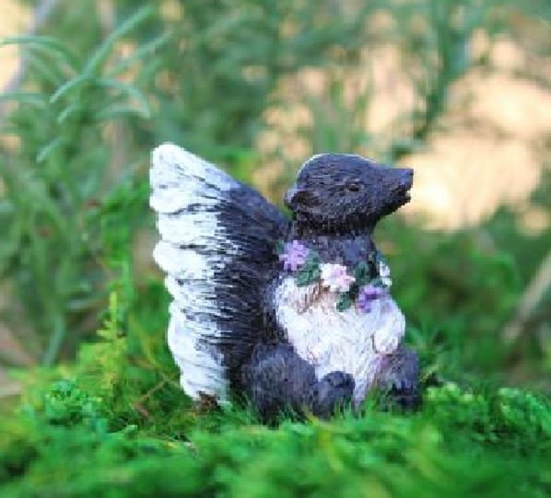 Flower the Skunk Figurine, Micro-miniature Skunk Holding Flowers ...