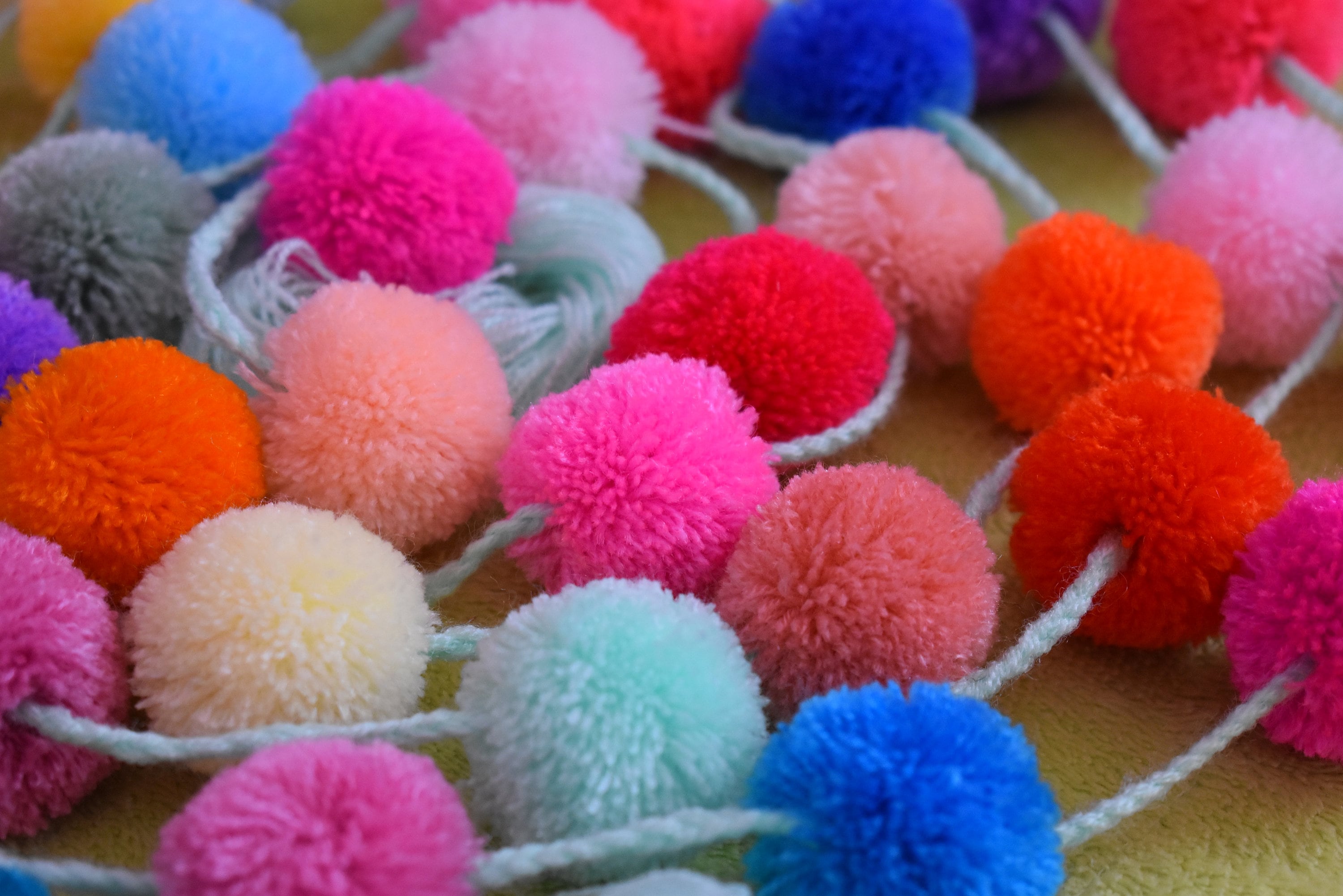 1 Pompónes de 3.10 metros cada uno. Hechos a mano. FOTOS - Etsy España