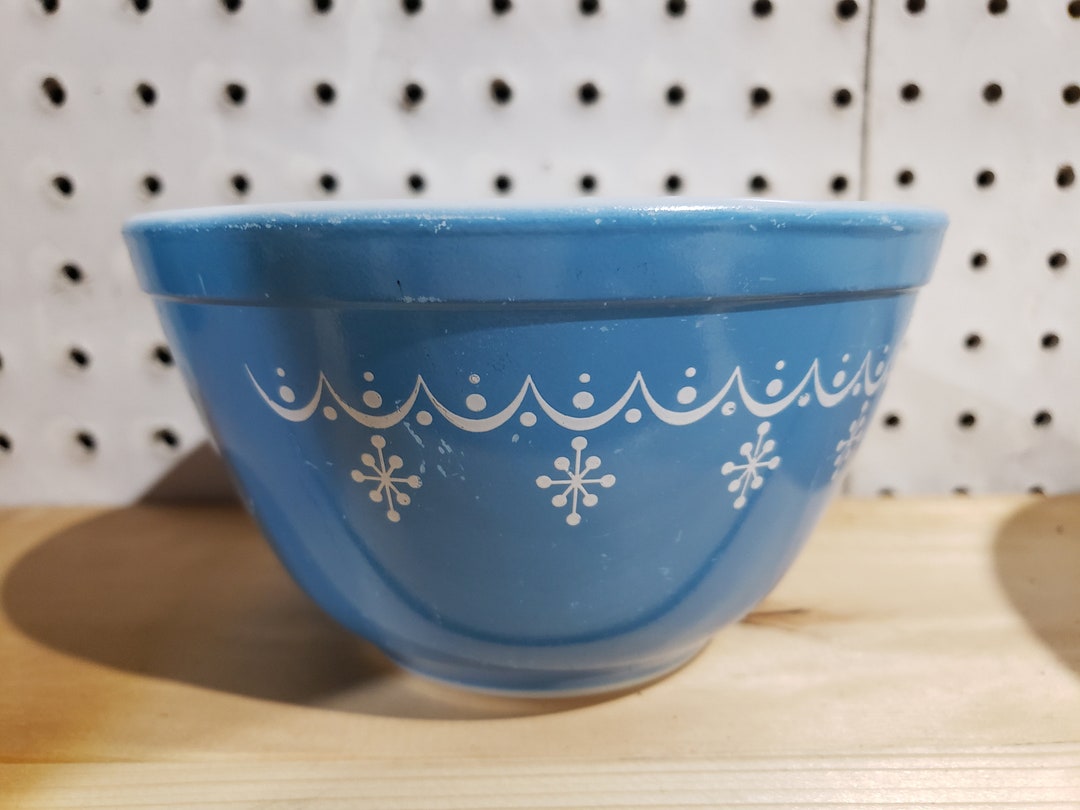 PYREX Blue Snowflake 401 Mixing Bowl, Milk Glass Bowl, Stacking Bowl ...