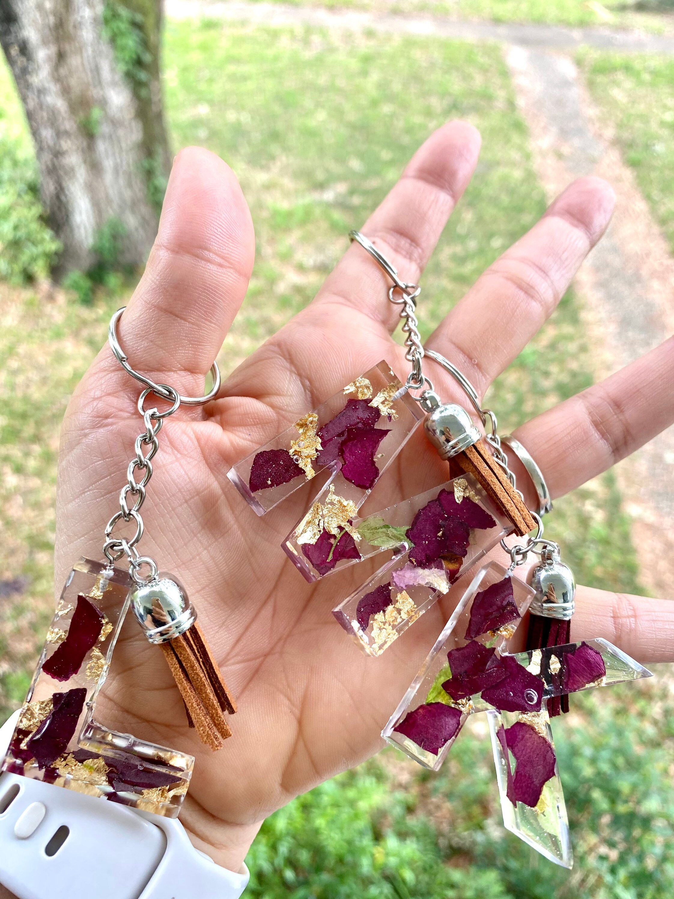 Custom Resin initial letter keychain Wedding flower | Etsy