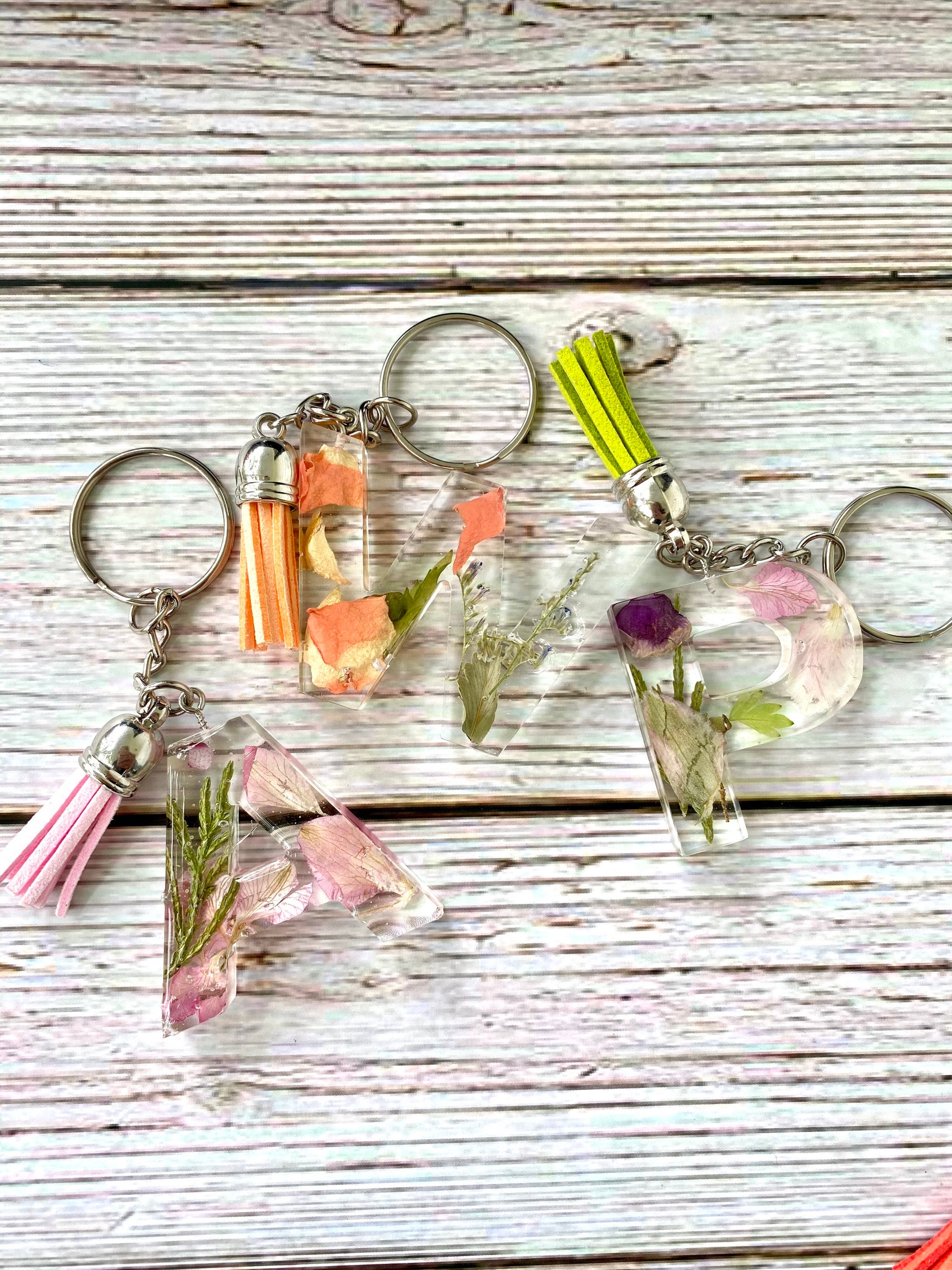 Custom Resin initial letter keychain Wedding flower | Etsy