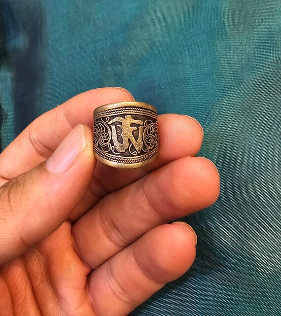 Beautiful Adjustable Handmade Nepali Silver Ring - Gem