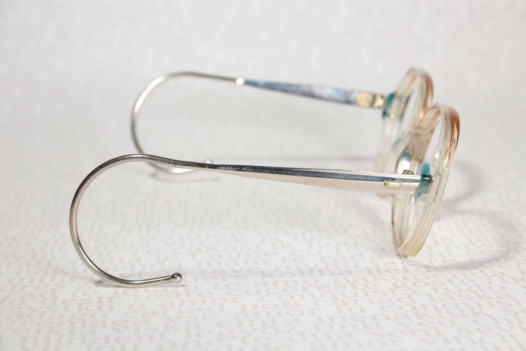 Small Kids' Ear Loop / Hook Vintage 1970's Clear and Brown Thick Rim ...