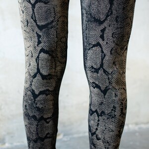 LEGGINGS With Abstract Snake Pattern - Screen Printing - Unisex - Black ...