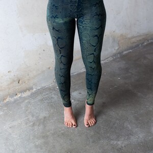 LEGGINGS with abstract snake pattern screen printing | Etsy