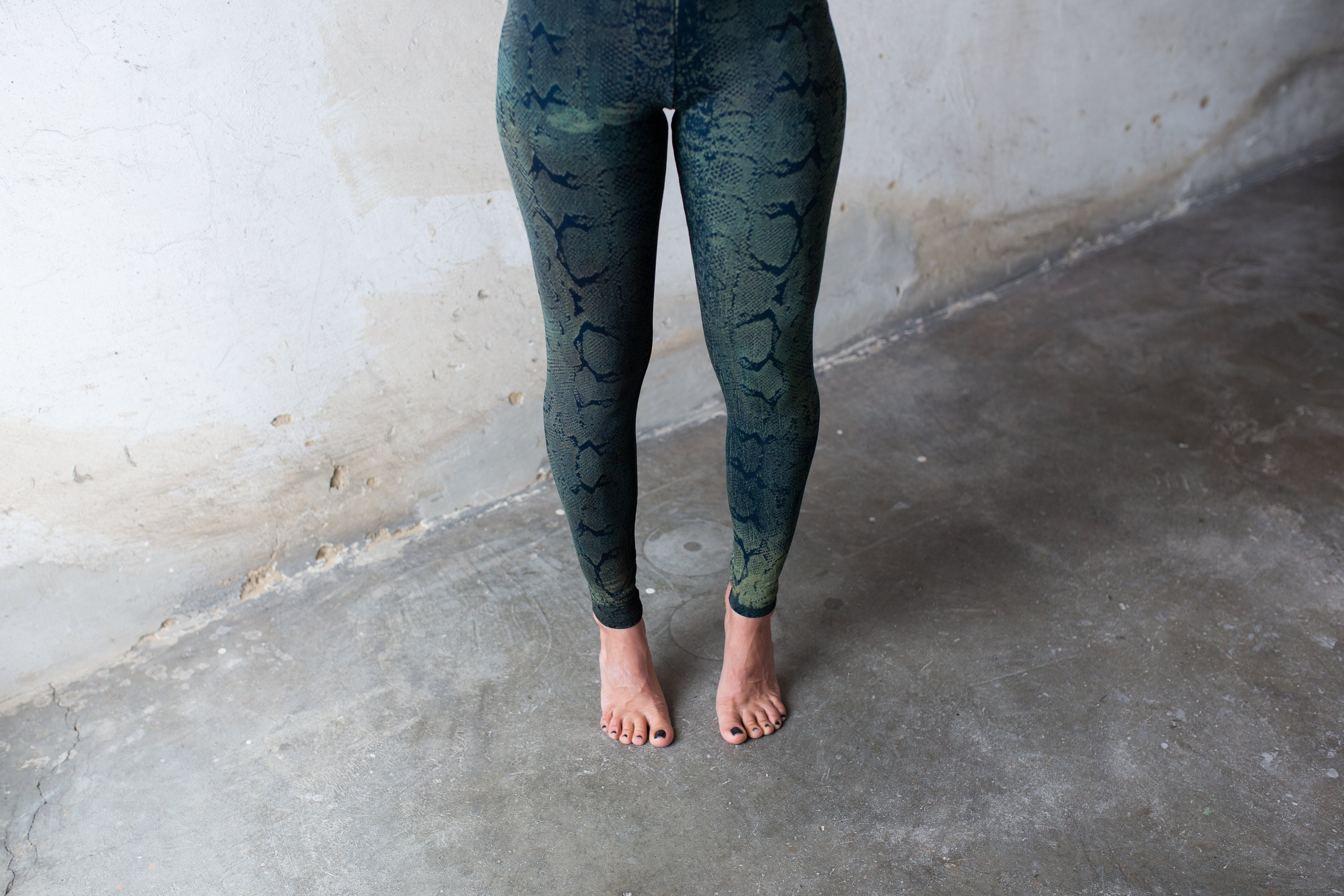 LEGGINGS with abstract snake pattern screen printing | Etsy