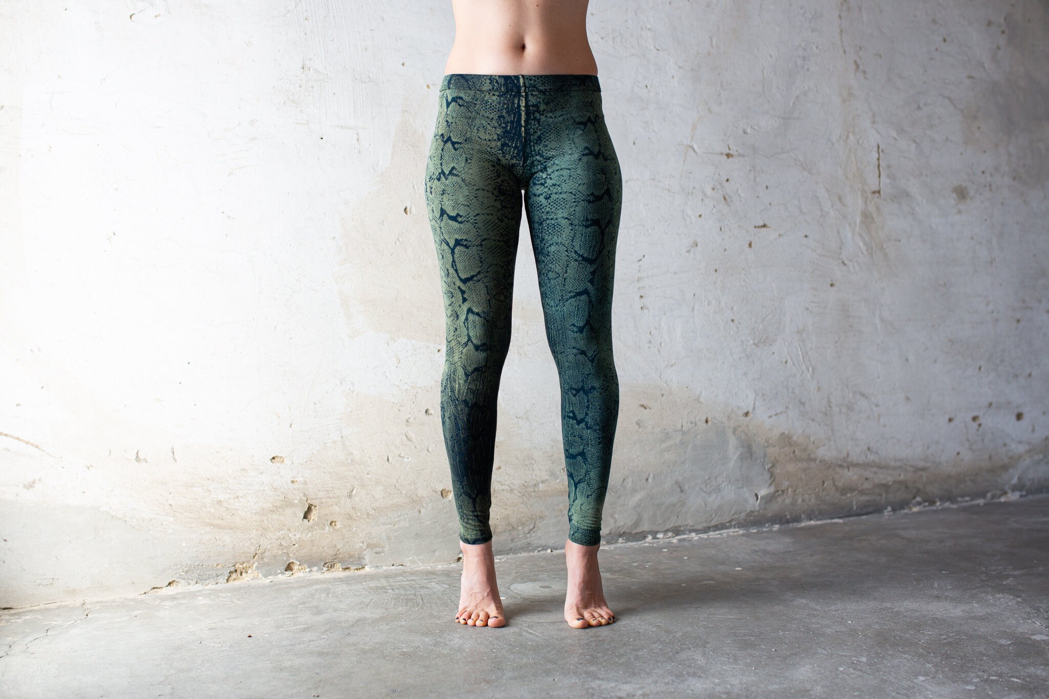 LEGGINGS with abstract snake pattern screen printing | Etsy