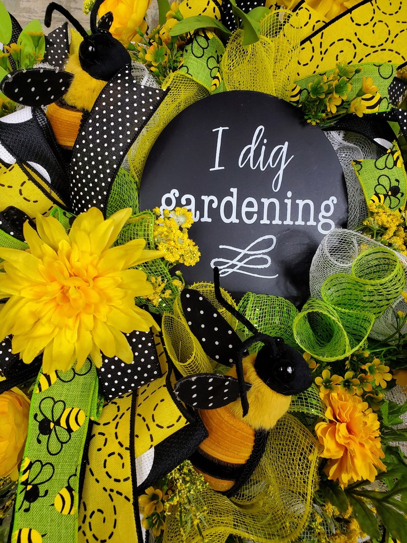 I Dig Gardening Bee Wreath With Flowers and Bow - Etsy