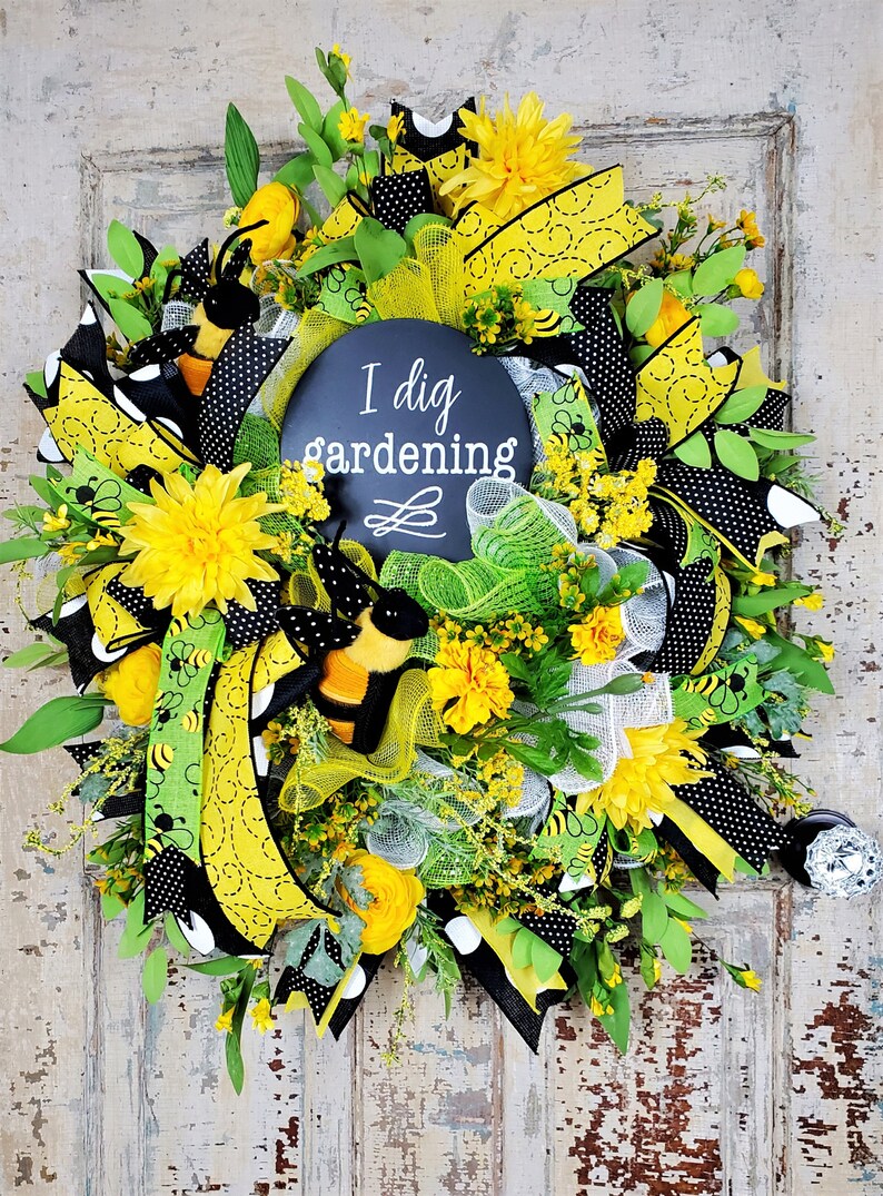 I Dig Gardening Bee Wreath With Flowers and Bow - Etsy