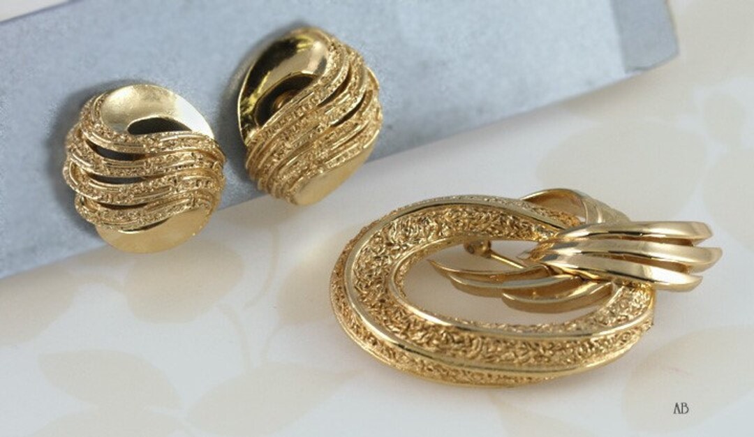 Trifari Set Pin With Earrings Great Condition - Etsy
