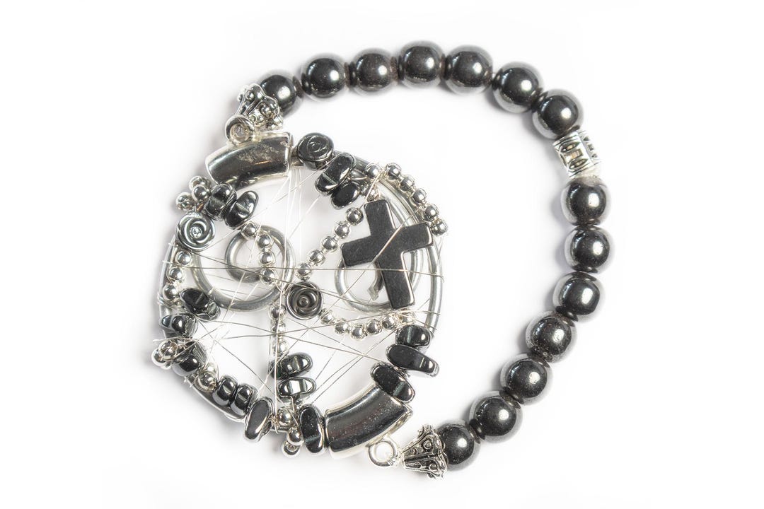 Gothic Armband mit Kreuz & Hämatit – spiritueller Kreis, elastisches ...