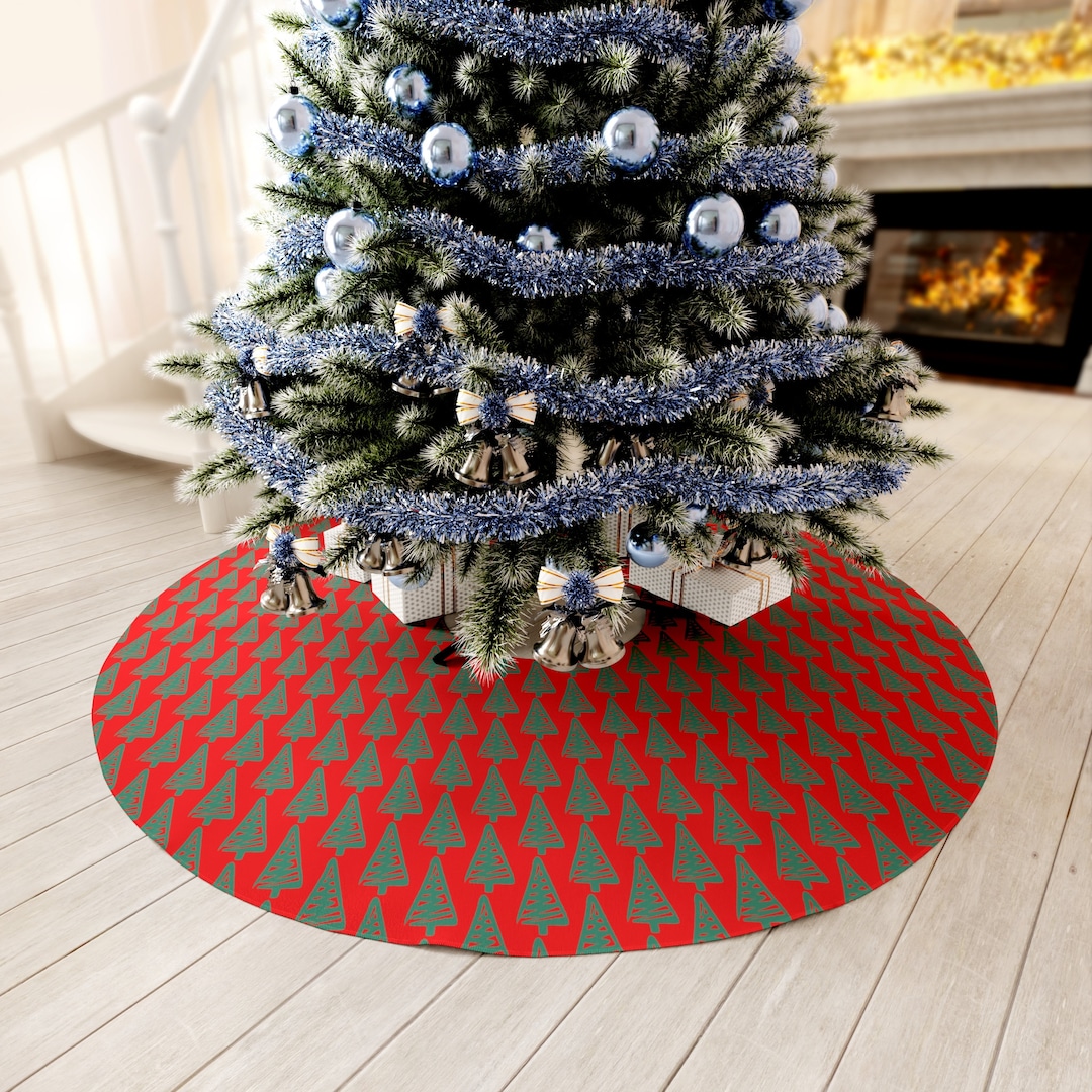 Festive Tree Base Cover: Green Pine Tree Skirt in Classic Christmas ...