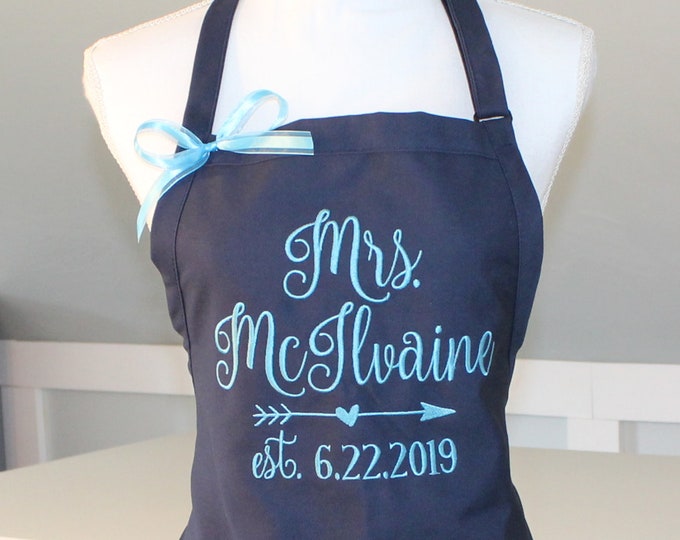 Mrs Apron in KELLY Font With Arrow W/heart - Bridal Shower Gift - Bride ...