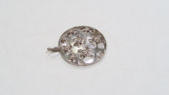 Sterling silver cutout flowers round/circle pendant - Gem