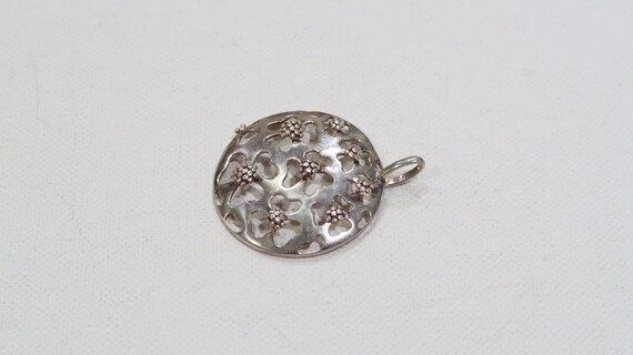 Sterling silver cutout flowers round/circle pendant - Gem