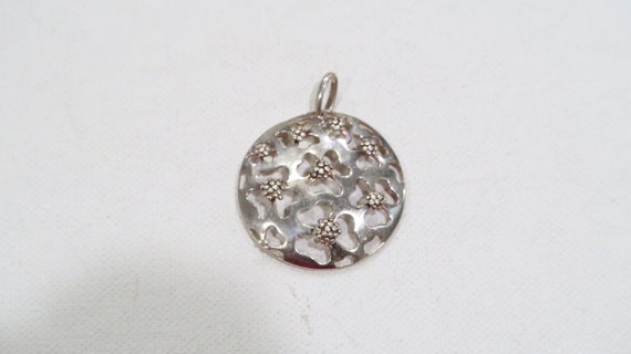 Sterling silver cutout flowers round/circle pendant - Gem
