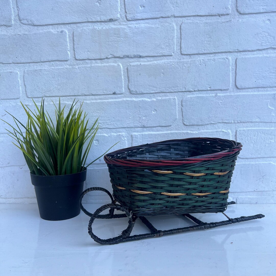 Vintage Christmas Wicker Sleigh. Christmas Red Green Sleigh Basket ...