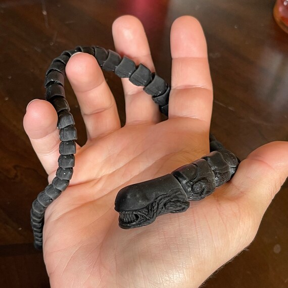 Articulated Long Alien Desk Toy resin 3D Print - Etsy