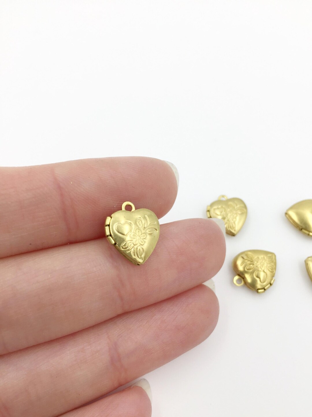 5 X Tiny Vintage Heart Locket Pendants With Embossed Floral Pattern ...