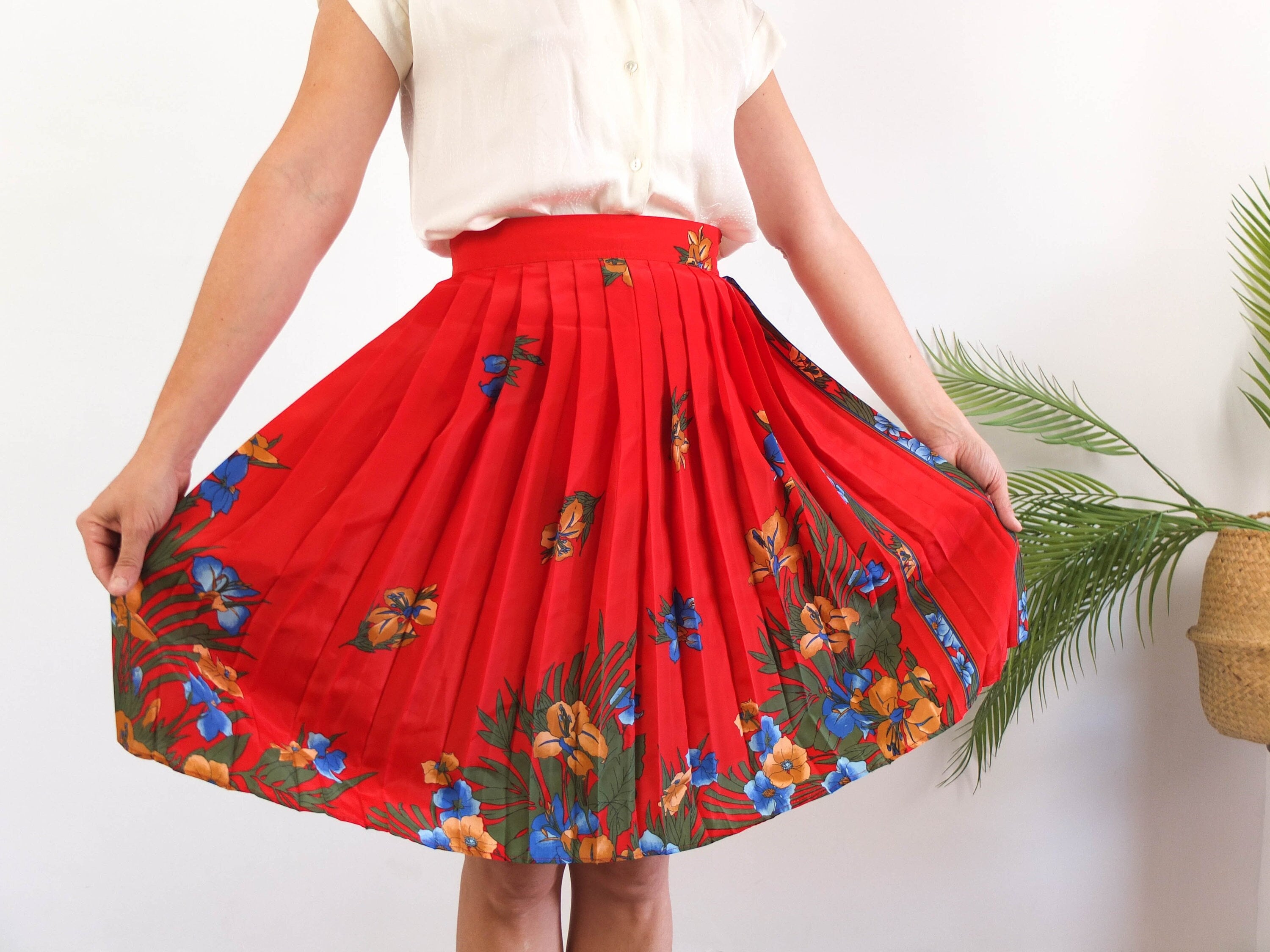 Vintage Red Floral Pleated Skirt With Knee Length, 80s High Vintage Red Floral Pleated Skirt With Knee Length, 80s High