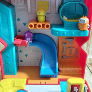 Lakeshore Carry Around Robot Town Playset & Robot Figures Toy Case 7 ...