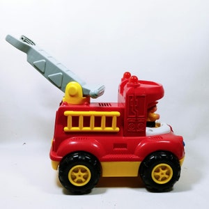 Fisher Price Little People Talking Fire Truck W/ Fireman Pretend Play ...