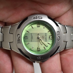 Vintage Seiko 5 Quartz Water Resistant Watch-wristwatch Japan Stainless ...