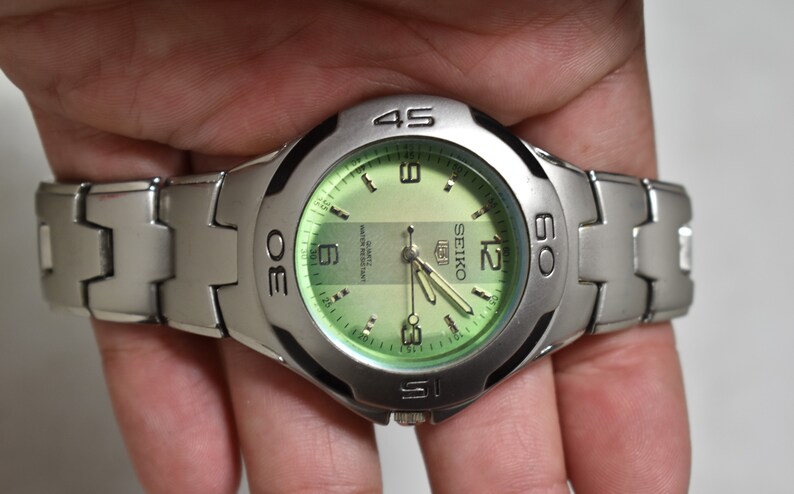 Vintage Seiko 5 Quartz Water Resistant Watch-wristwatch Japan - Etsy