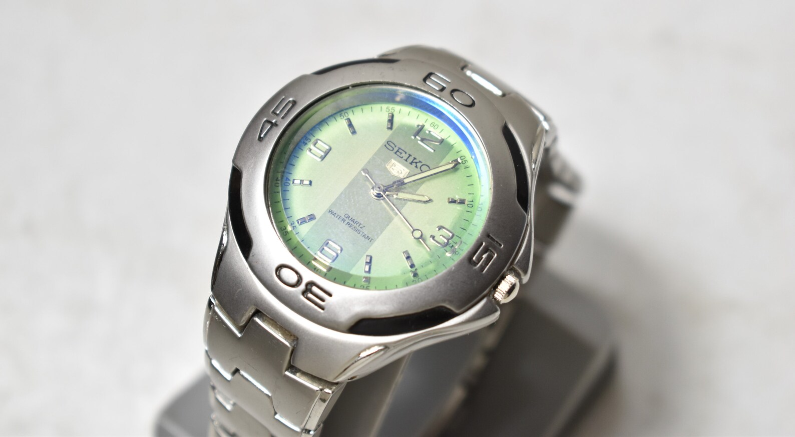 Vintage Seiko 5 Quartz Water Resistant Watch-wristwatch Japan - Etsy