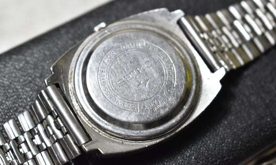 Vintage Seiko Antimagnetic 17 Jewels Watch-7005-7001 … - Gem