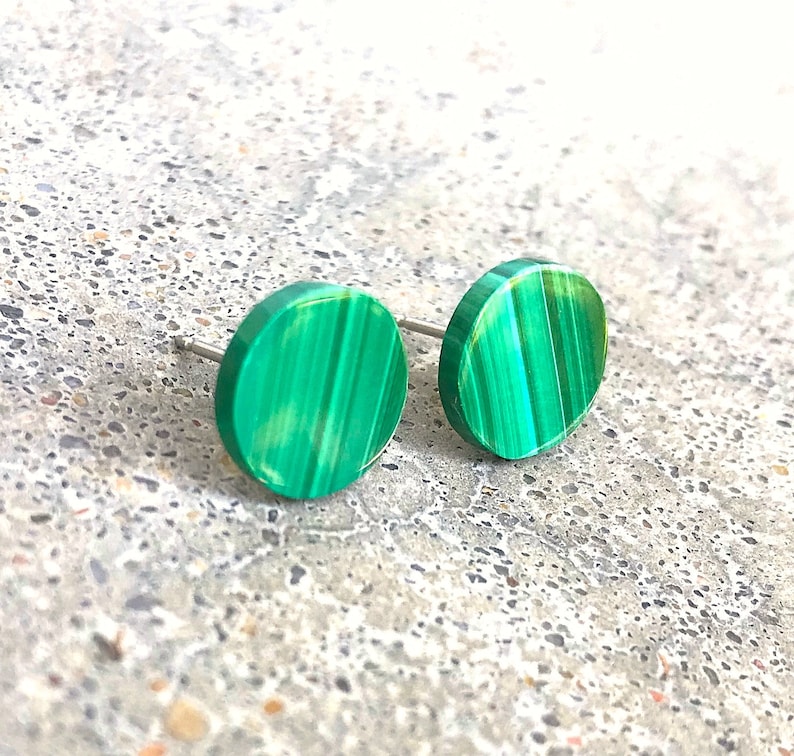 Clous d'oreilles faits main en malachite, forme pièce de monnaie en ...