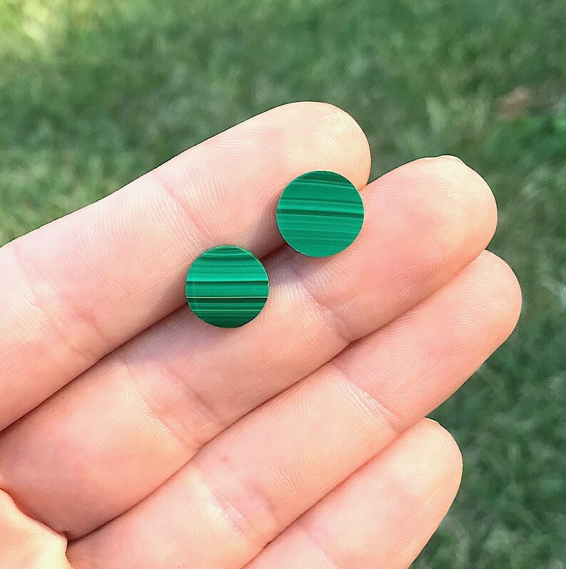 Clous d'oreilles faits main en malachite, forme pièce de monnaie en ...