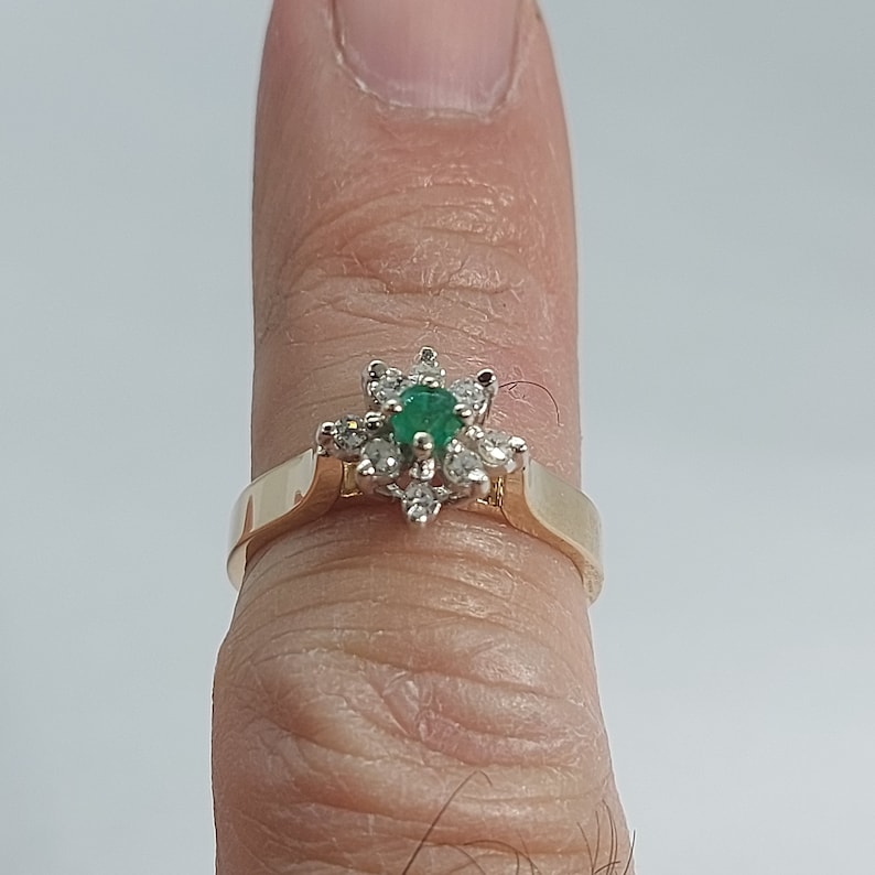 Anillo con halo de esmeralda: anillo de oro amarillo de 14 k con ...