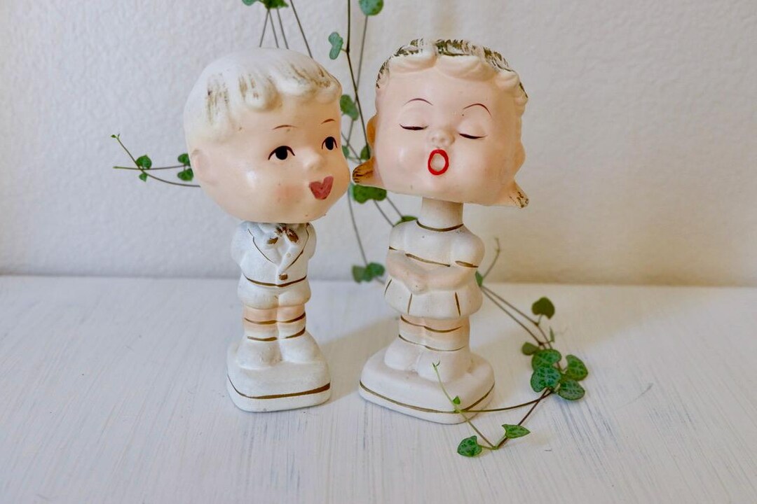 VINTAGE BISQUE Bobblehead Kissing Couple Mid Century Enesco Figurine ...