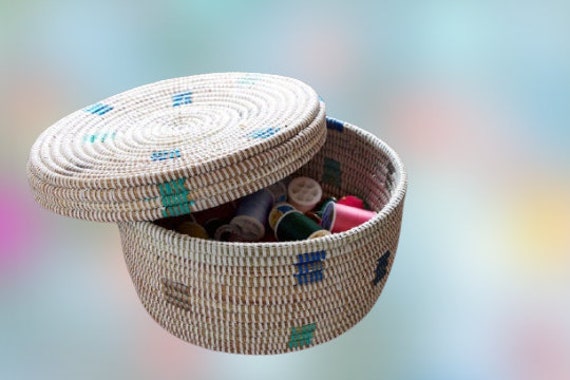 Small basket with lid store
