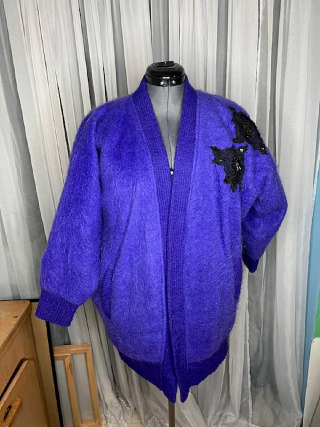 Suéter abrigo peludo con cuentas y lentejuelas, bolsillo con flores ...