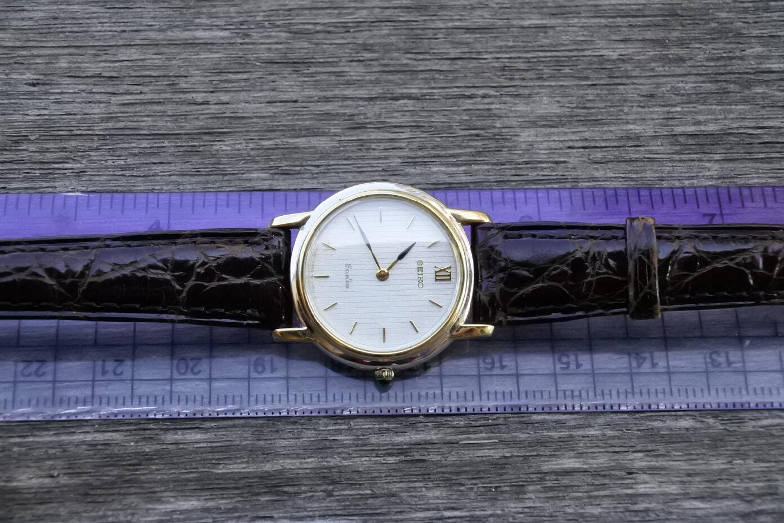 Vintage Seiko 4N20 0092 Textured Dial Lady Quartz Watch Japan Round ...