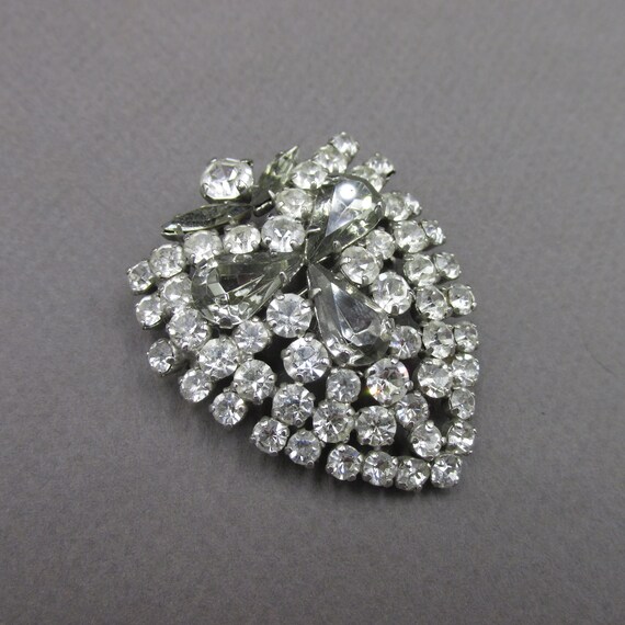 Beautiful vintage heart brooch in silver metal and wh… - Gem