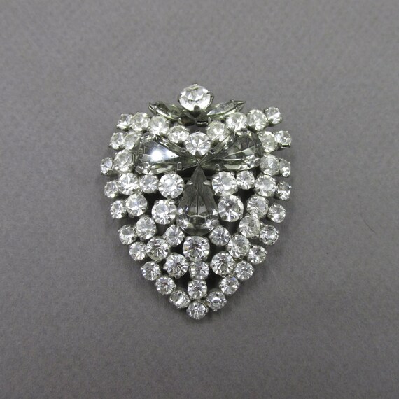 Beautiful vintage heart brooch in silver metal and wh… - Gem