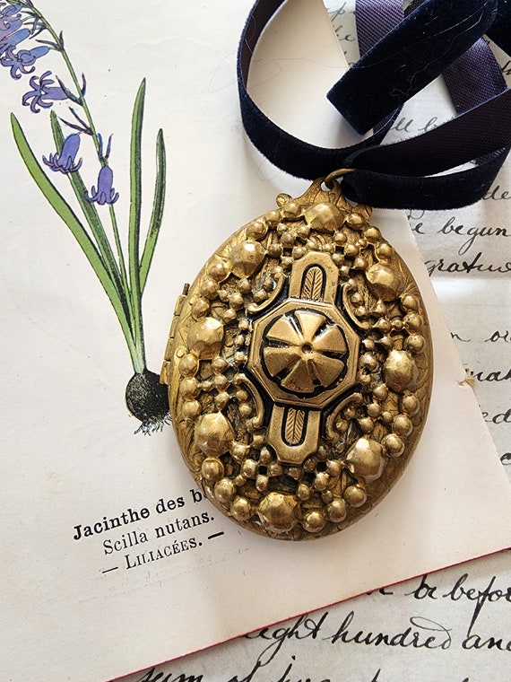 Antique Photo Medallion. Handcrafted Victorian Pendan… - Gem