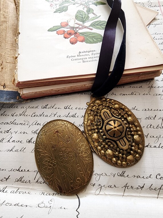 Antique Photo Medallion. Handcrafted Victorian Pendan… - Gem