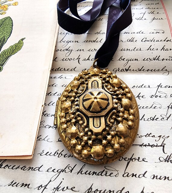 Antique Photo Medallion. Handcrafted Victorian Pendan… - Gem