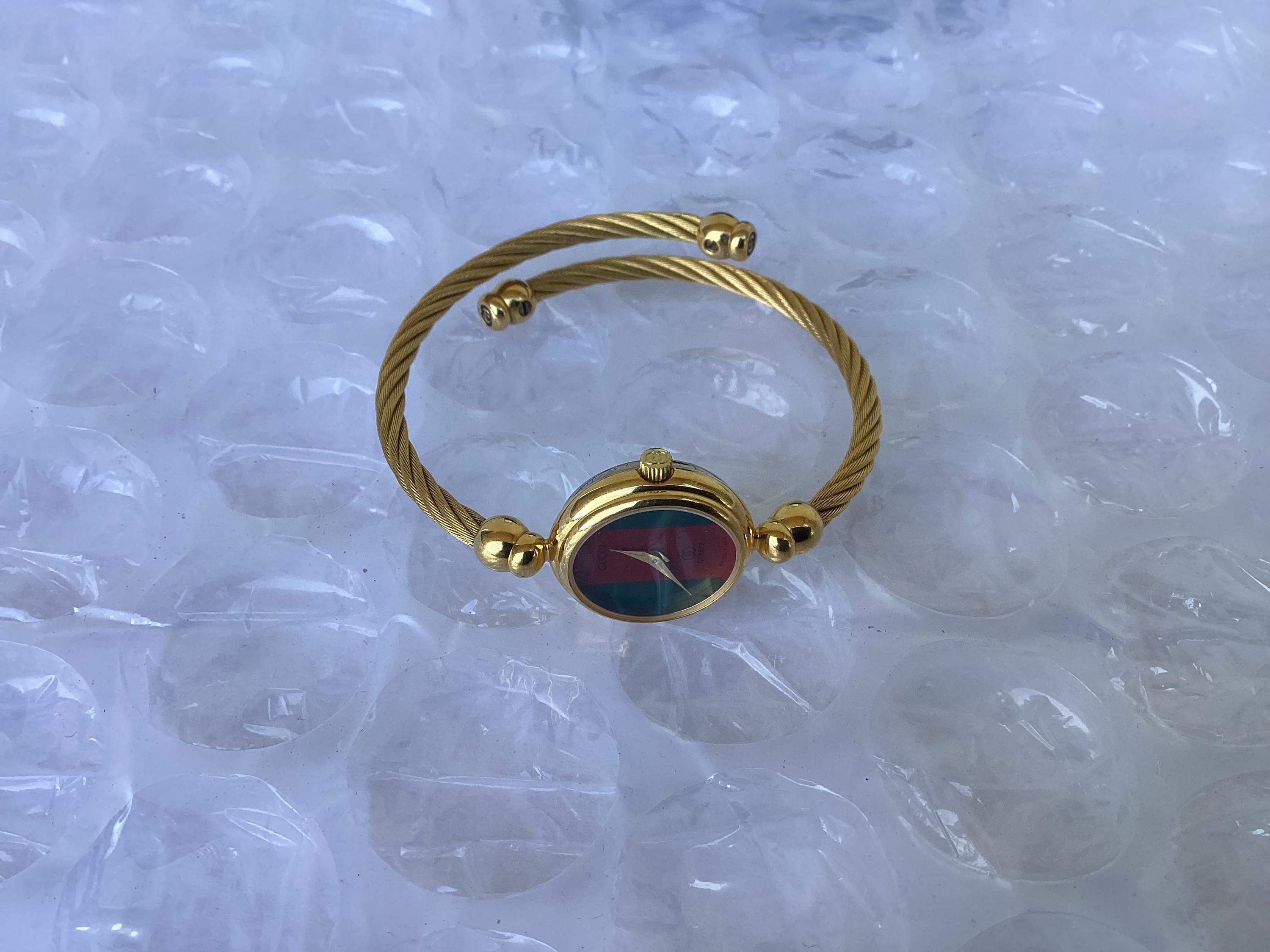 Vintage Gucci 2047L Cable Flex Bangle Watch Red and Green Dial Gold ...
