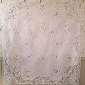 Vintage Linen Tablecloth With Hand Made Lace. - Etsy