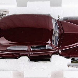 Danbury Mint 1947 Ford Super Deluxe Tudor Sedan 1:24 Scale Diecast ...